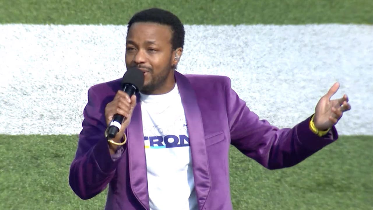 Wyn Starks Performs at Halftime of Vikings-Bears Game
