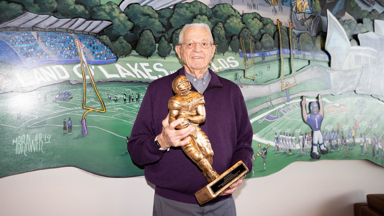 Paul Wiggin Honored with Bud Grant Distinguished Minnesotan Award