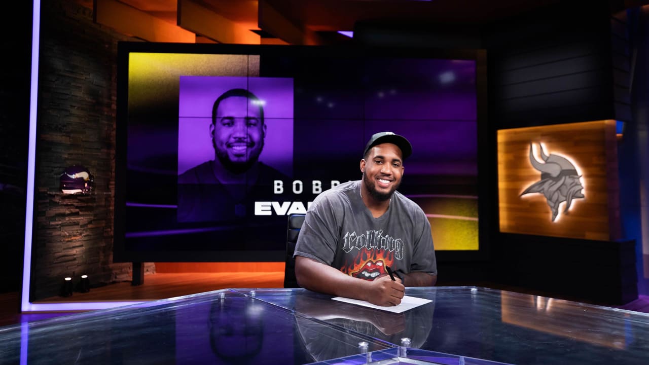 Signed Tackle Bobby Evans