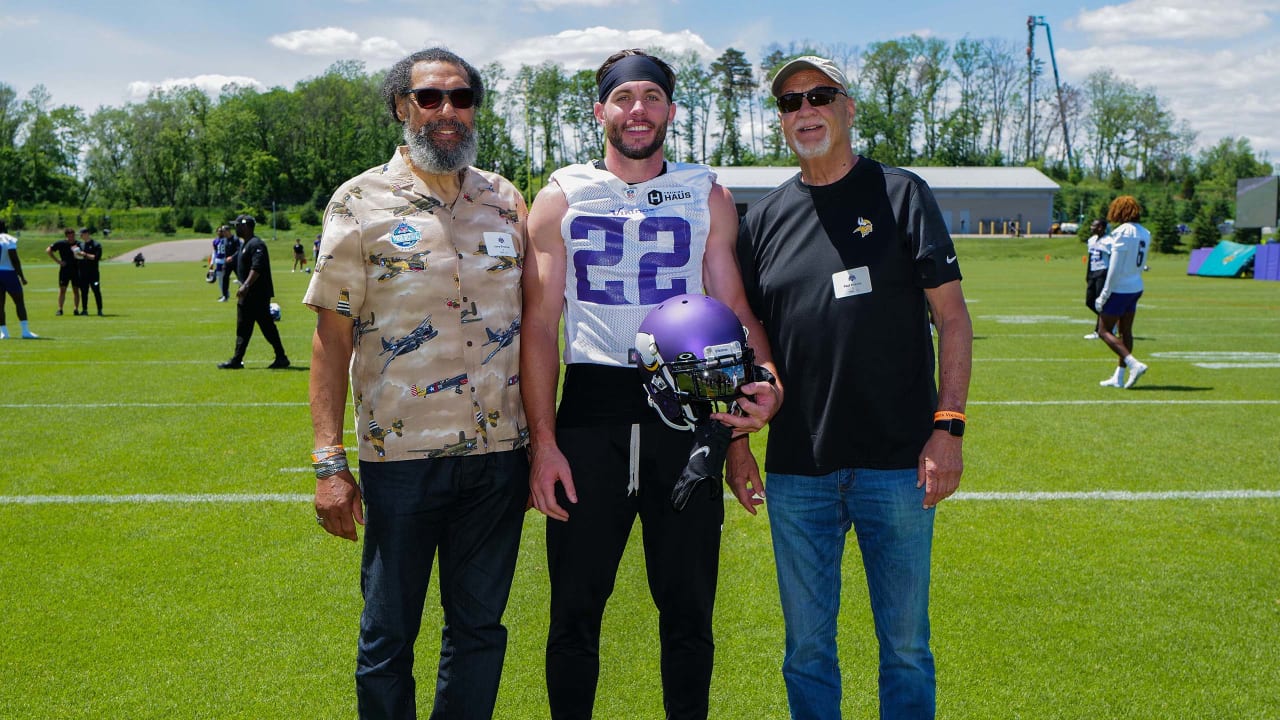 Vikings Legends Reconnect During Visit to OTA Practice