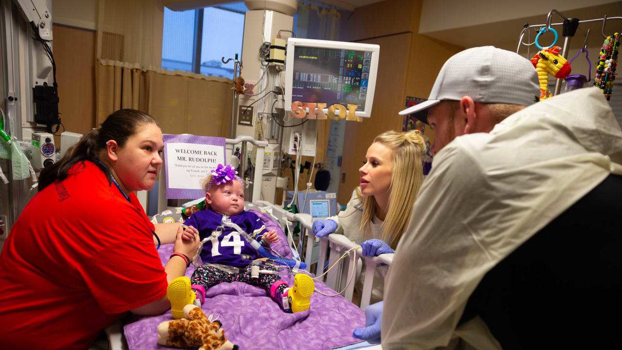 Rudolphs, Vikings Bring Thanksgiving to Children’s Hospital Patients