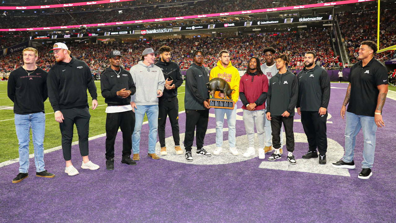 Gopher Football Team Brings Floyd of Rosedale Trophy To Vikings-49ers Game