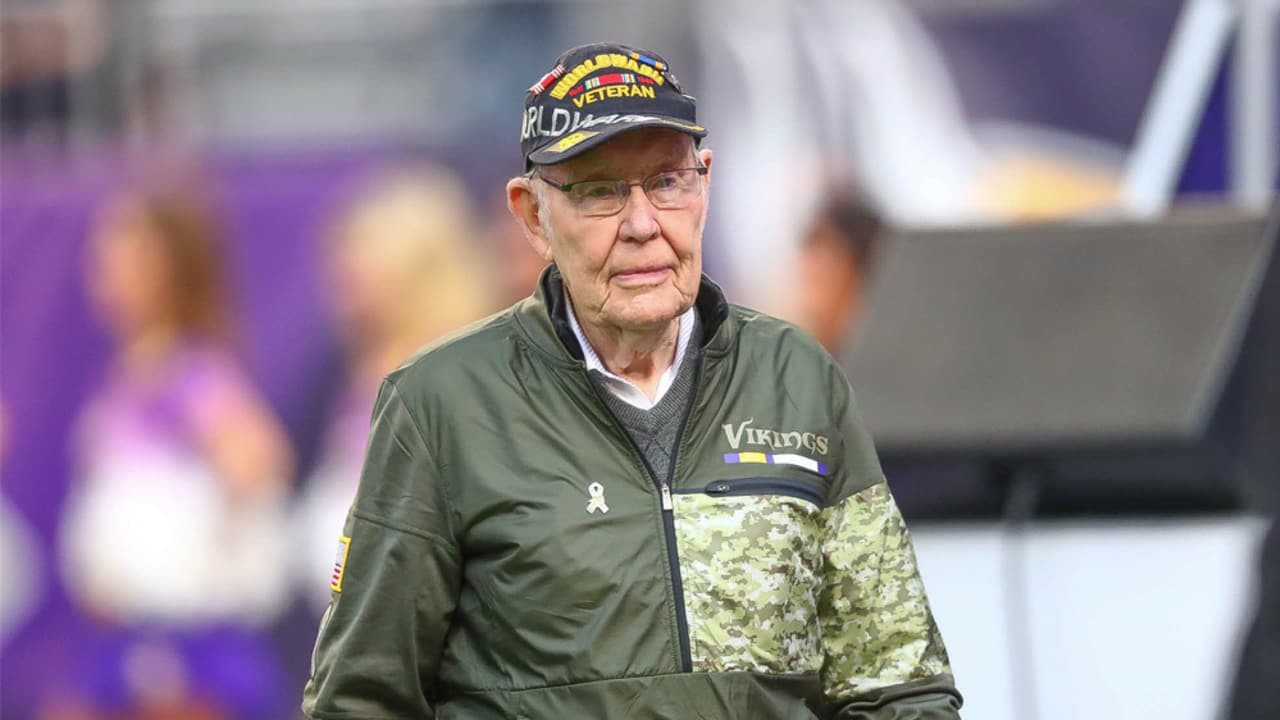 Fans Join Vikings to Salute Veterans, Military Members