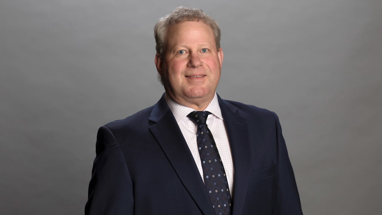 Huebner Retires After 22 Years Spanned Moss Debut, 3 Vikings Venues