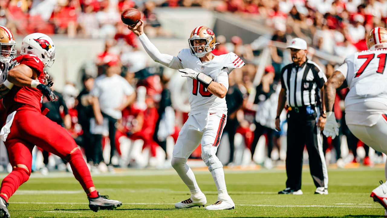 Jones Threads Tight-Window Strike to Bourne for First Down