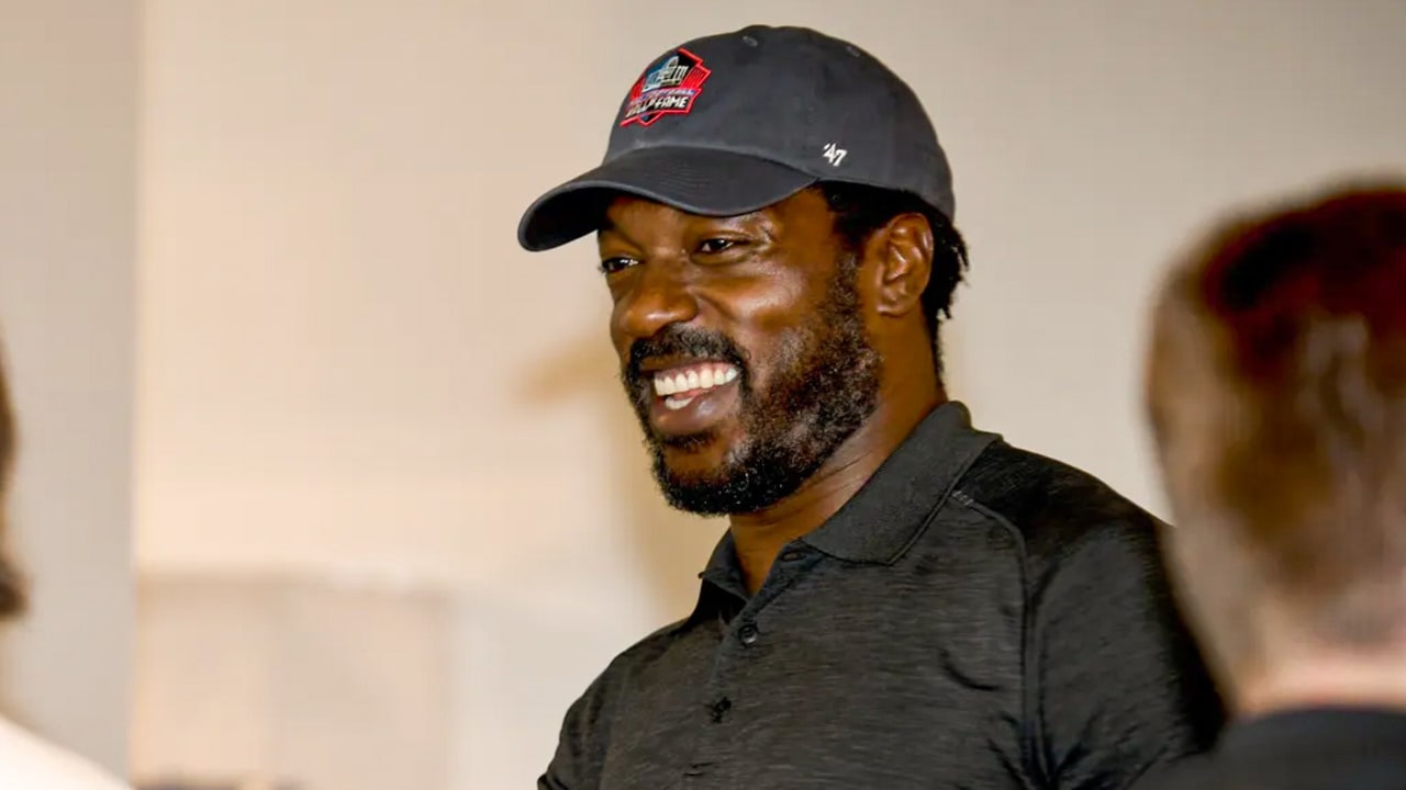 Patrick Willis Visits Class of 2024 Pro Football Hall of Fame Exhibit