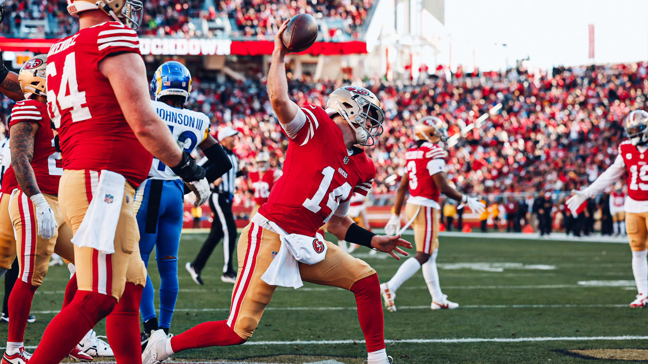 Sam Darnold Sneaks into the End Zone for a Touchdown