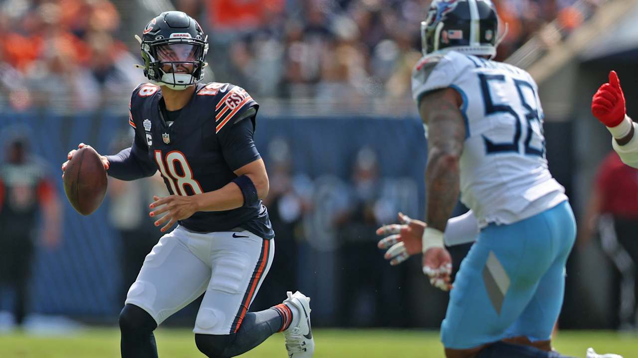 HIGHLIGHT: Caleb Williams moves chains with third-down scramble