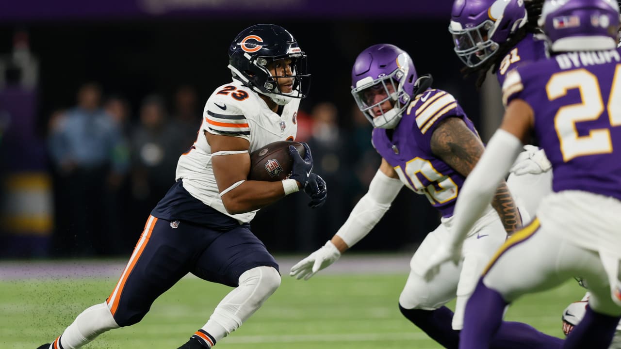 HIGHLIGHT: Roschon Johnson takes Fields' short pass for 22-yard gain