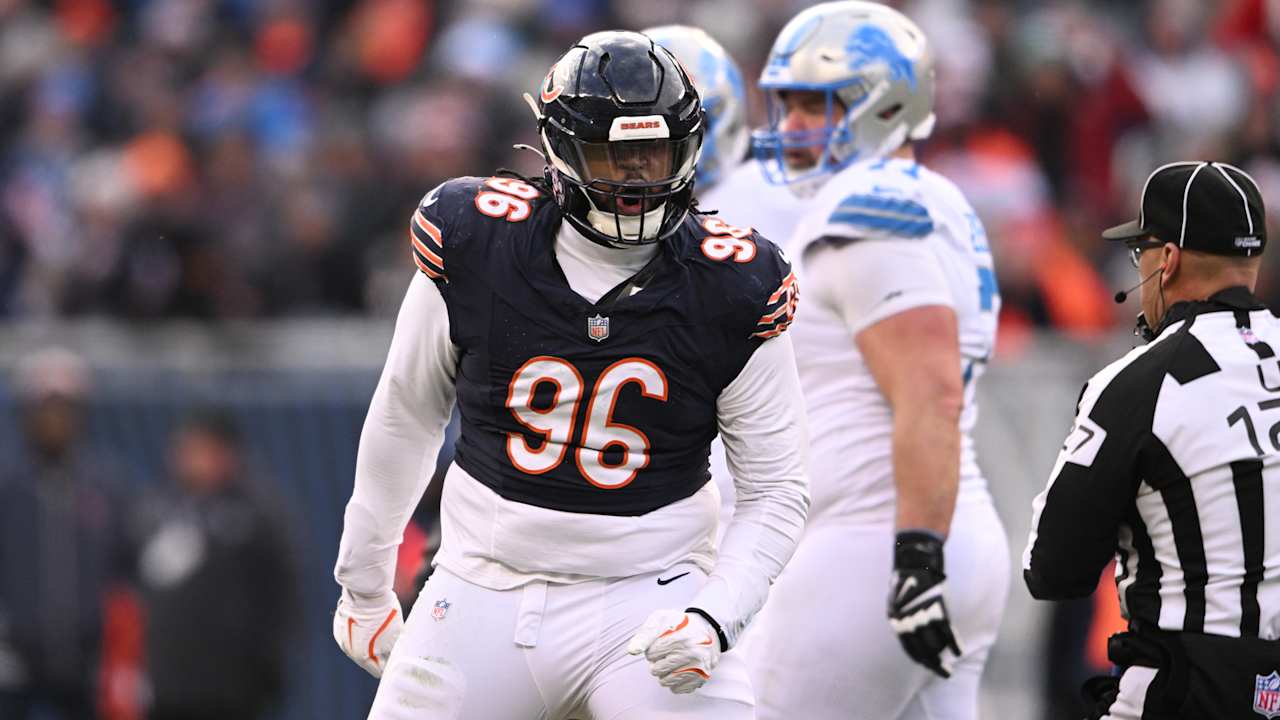 HIGHLIGHT: Zacch Pickens brings down Jared Goff for game's first sack