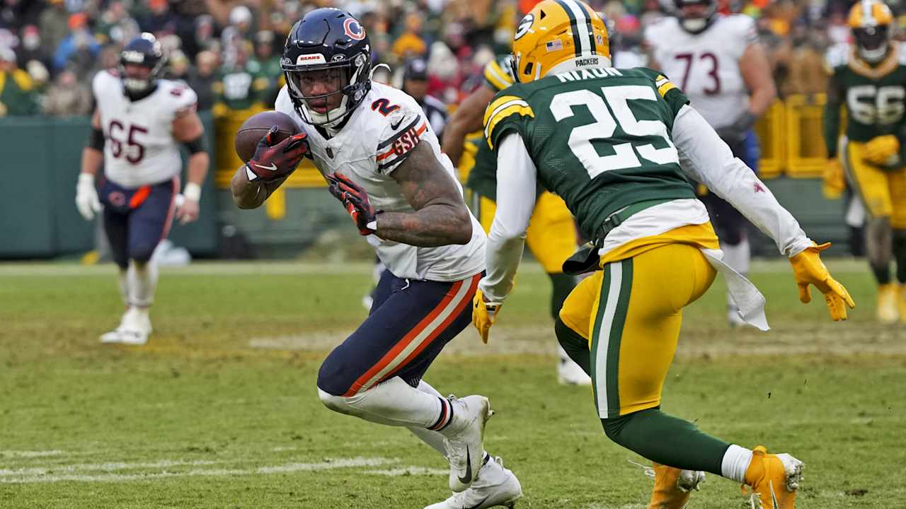 HIGHLIGHT: Caleb Williams finds DJ Moore to put Bears in FG range