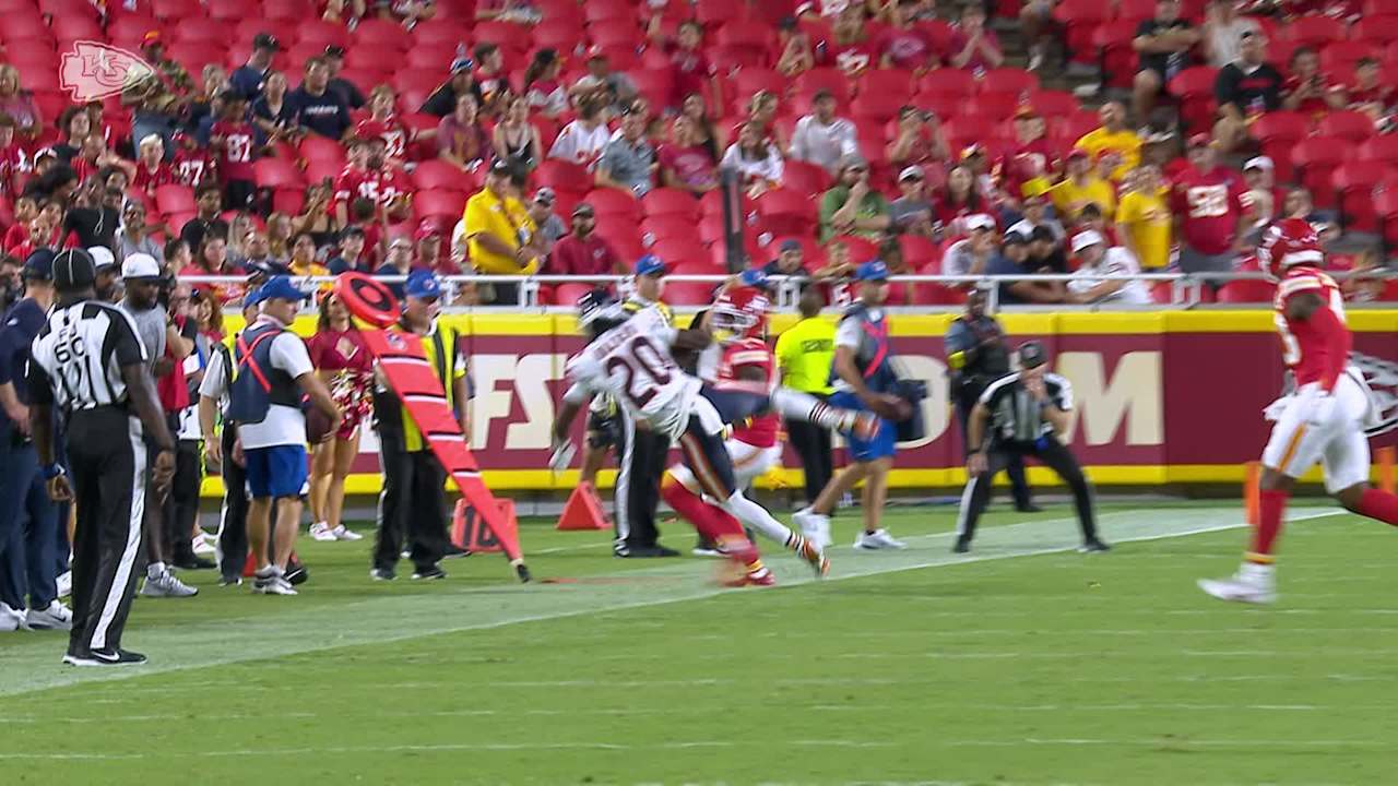 HIGHLIGHT: Jahdae Walker makes sensational 15-yard grab along sideline