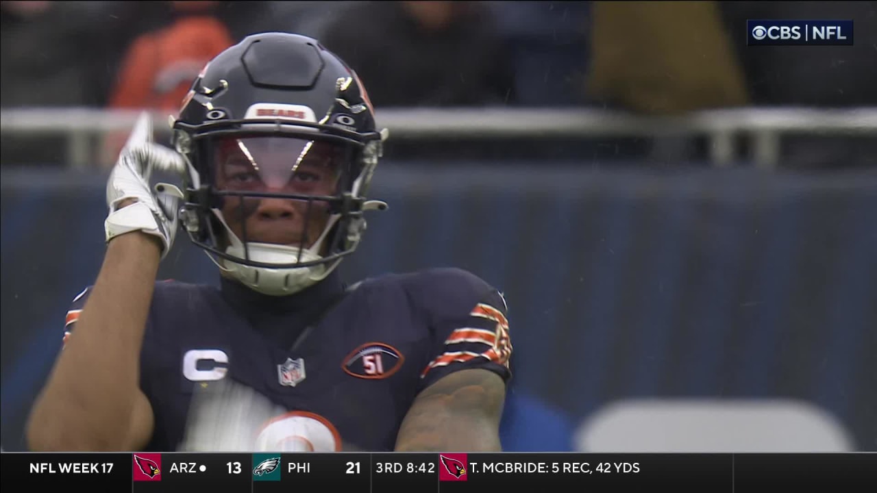 Justin Fields connects with DJ Moore for 28-yard gain to start second half