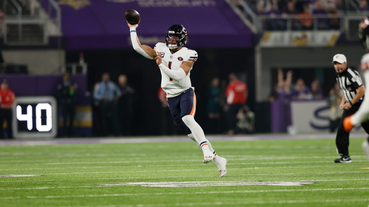 HIGHLIGHT: Justin Fields evades two possible sacks before chain-moving ...