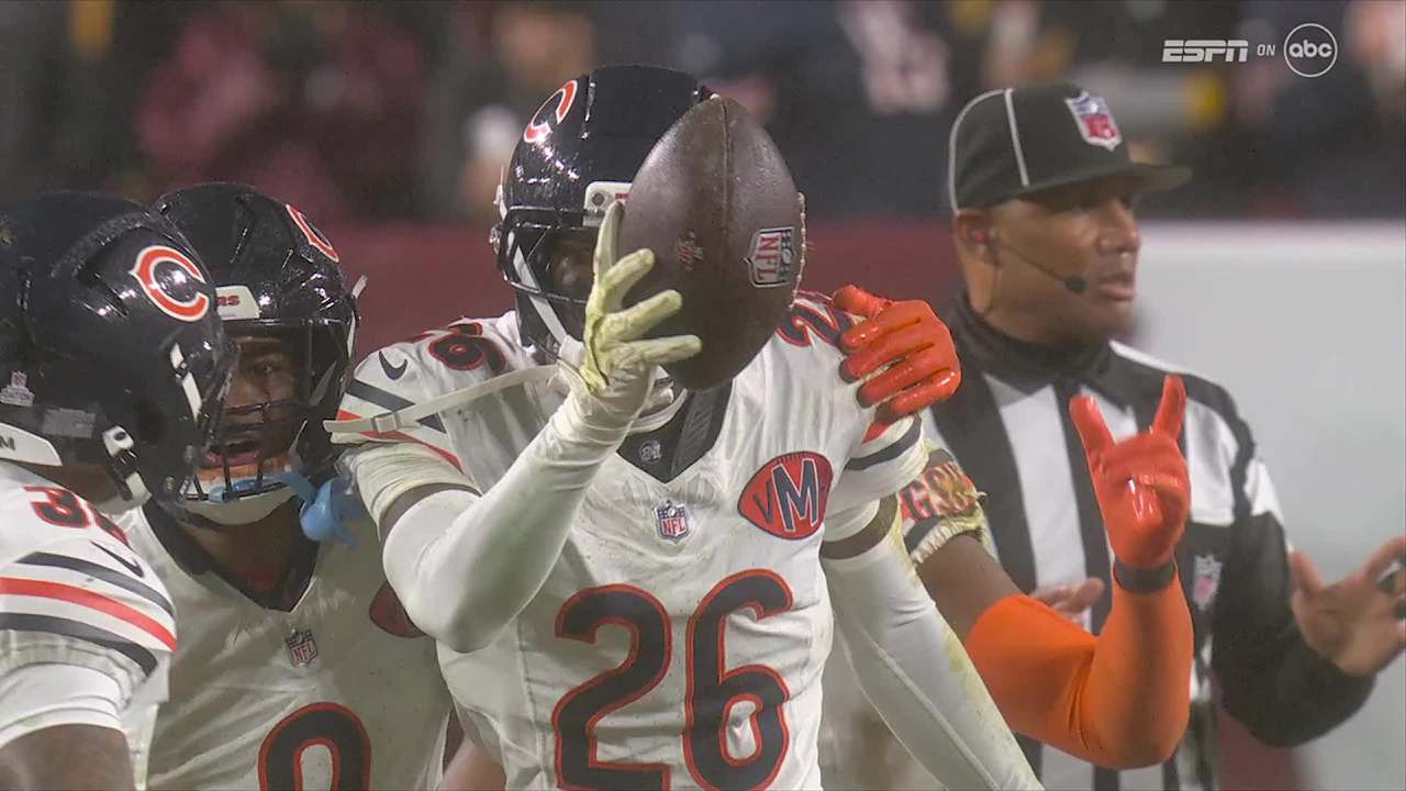 HIGHLIGHT: Nahshon Wright recovers Jayden Daniels fumble