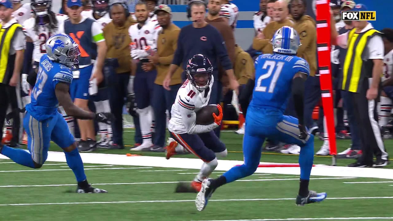 HIGHLIGHT: Justin Fields rips 24-yard laser on the run to Darnell Mooney