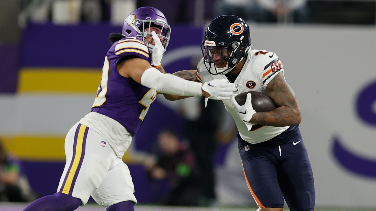 HIGHLIGHT: DJ Moore weaves through Vikings defenders for 22-yard run ...