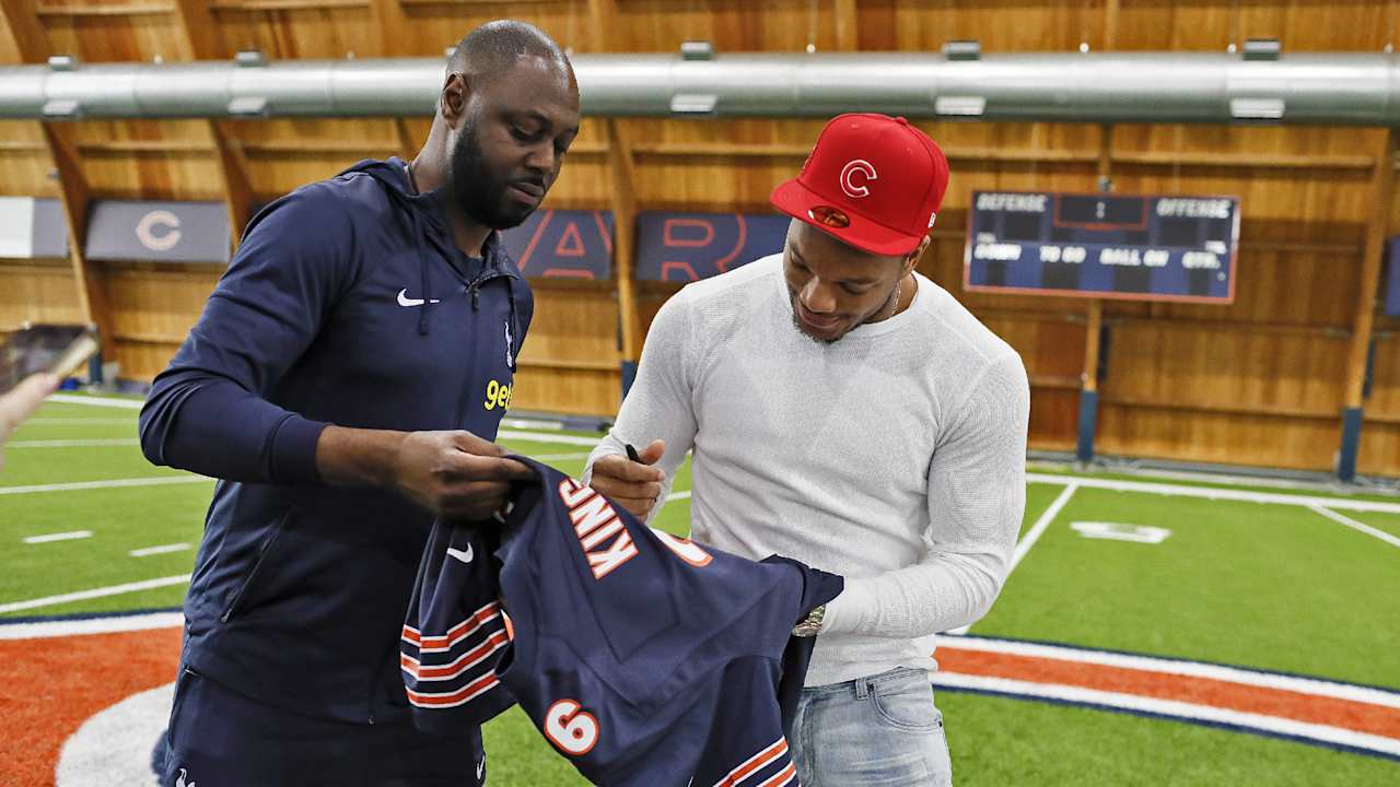 DJ Moore teaches Ledley King how to sing 'Bear Down, Chicago Bears'