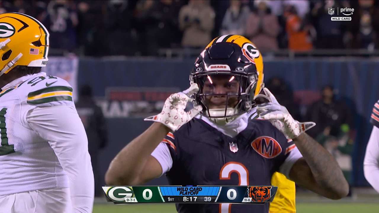 HIGHLIGHT: DJ Moore catches a laser from Caleb Williams to convert ...