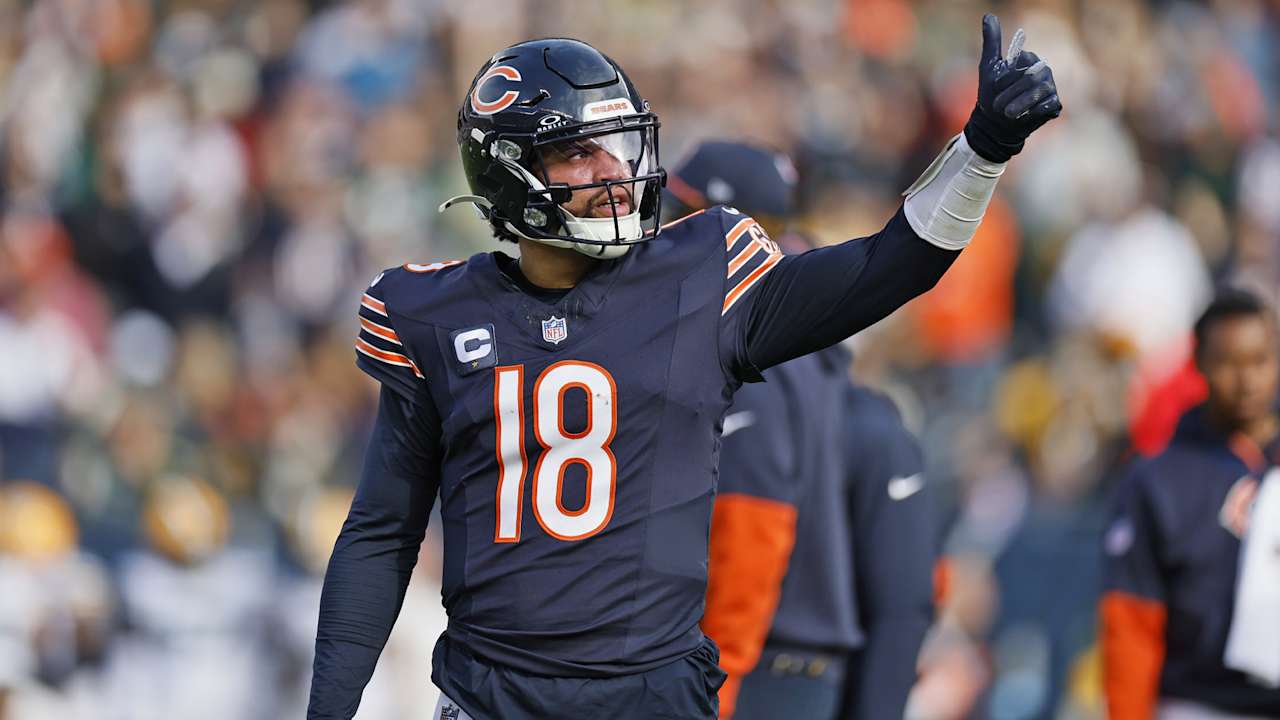 HIGHLIGHT: Caleb Williams with another chain-moving run on third down