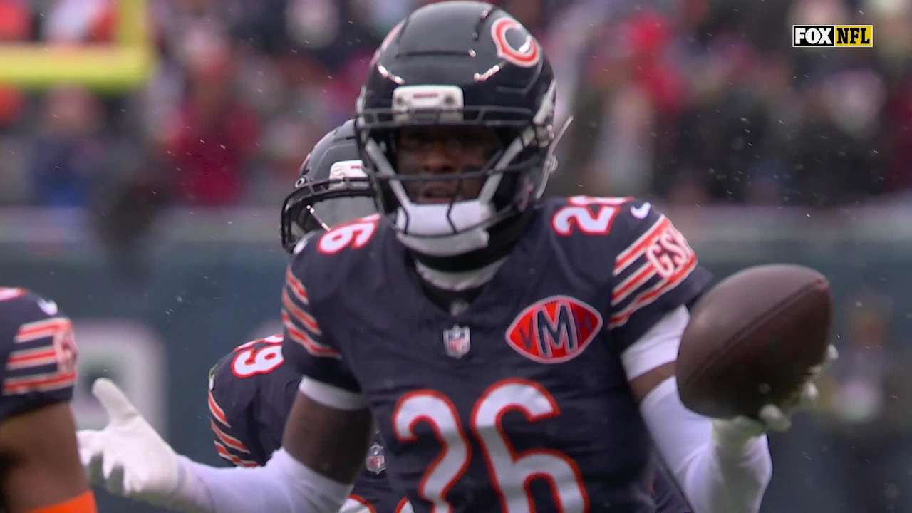 HIGHLIGHT: Nahshon Wright scoops up loose ball on Jaxson Dart's scramble attempt for key takeaway