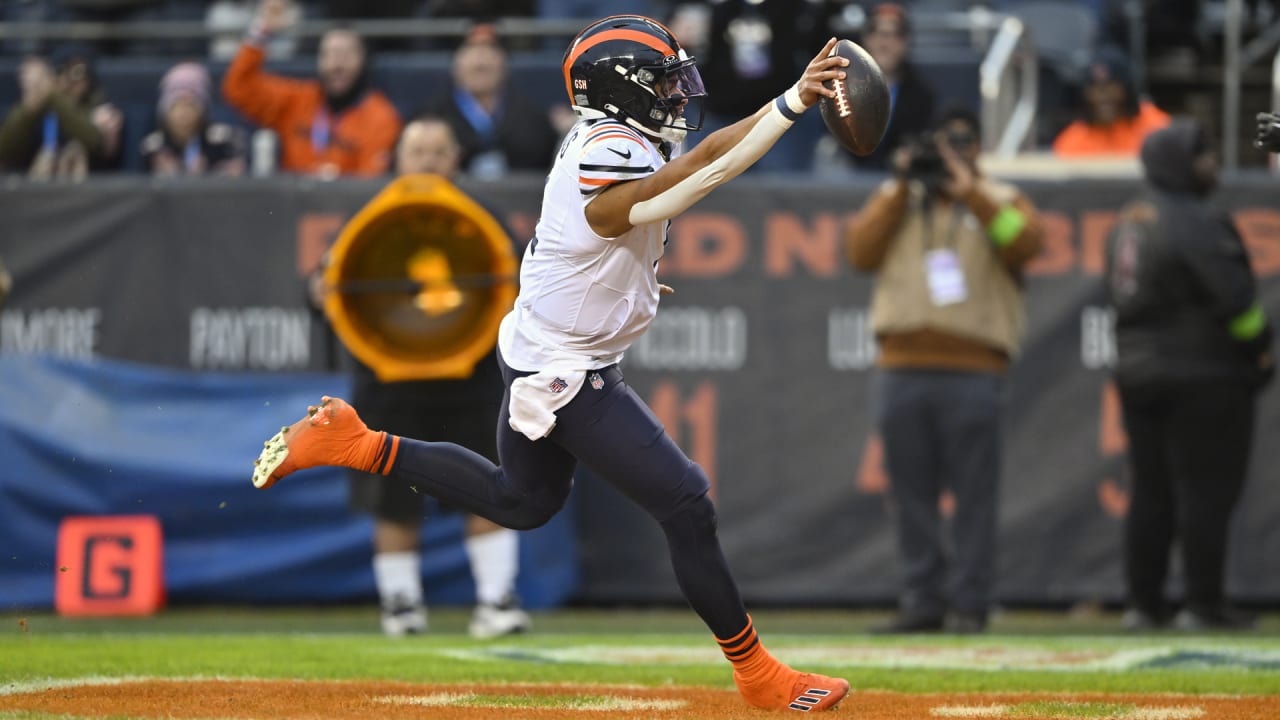 HIGHLIGHT: Justin Fields scrambles for 3-yard TD