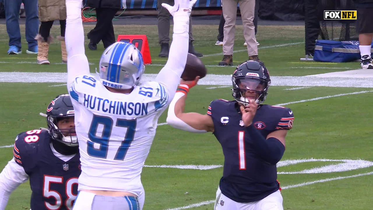 HIGHLIGHT: Fields' tight-window delivery to Mooney yields 28-yard gain