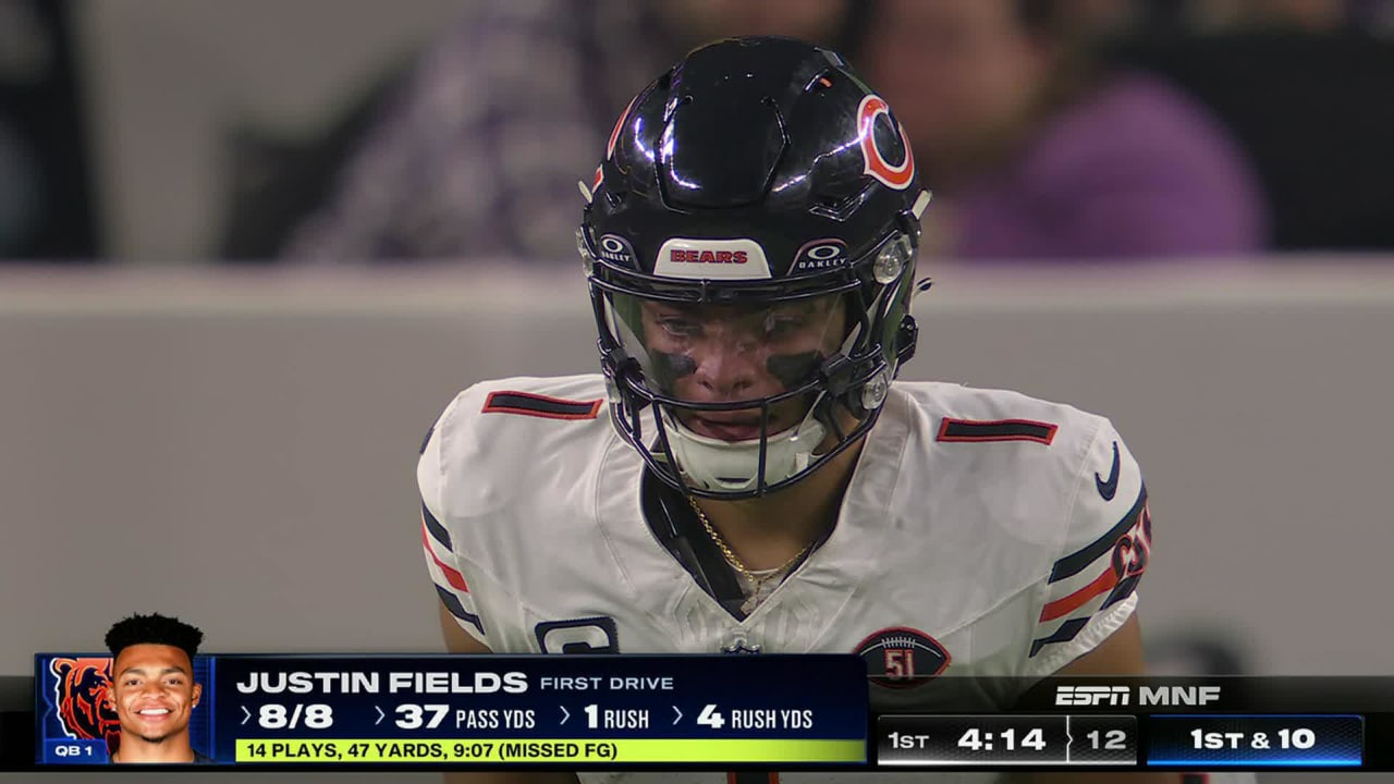 HIGHLIGHT: Justin Fields keeps read option for 14-yard first-down run