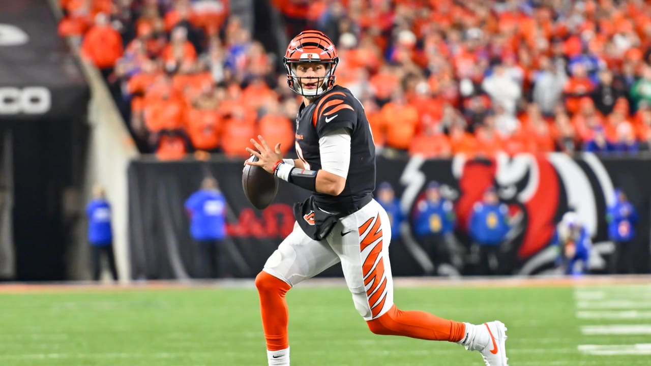 Burrow drops 32-yard throw into Chase's bucket for huge sideline connection