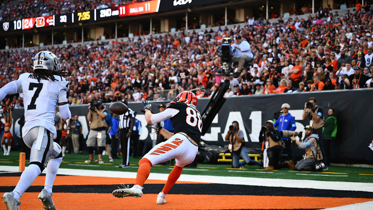 Mike Gesicki hits 'The Griddy' after snagging his first TD catch as a Bengal | HIGHLIGHTS
