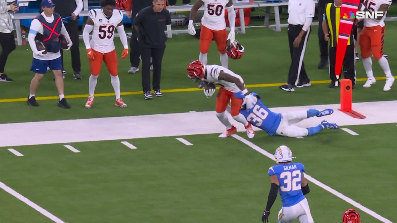 Tee Higgins tiptoes sideline on 21-yard strong catch-and-run | HIGHLIGHTS