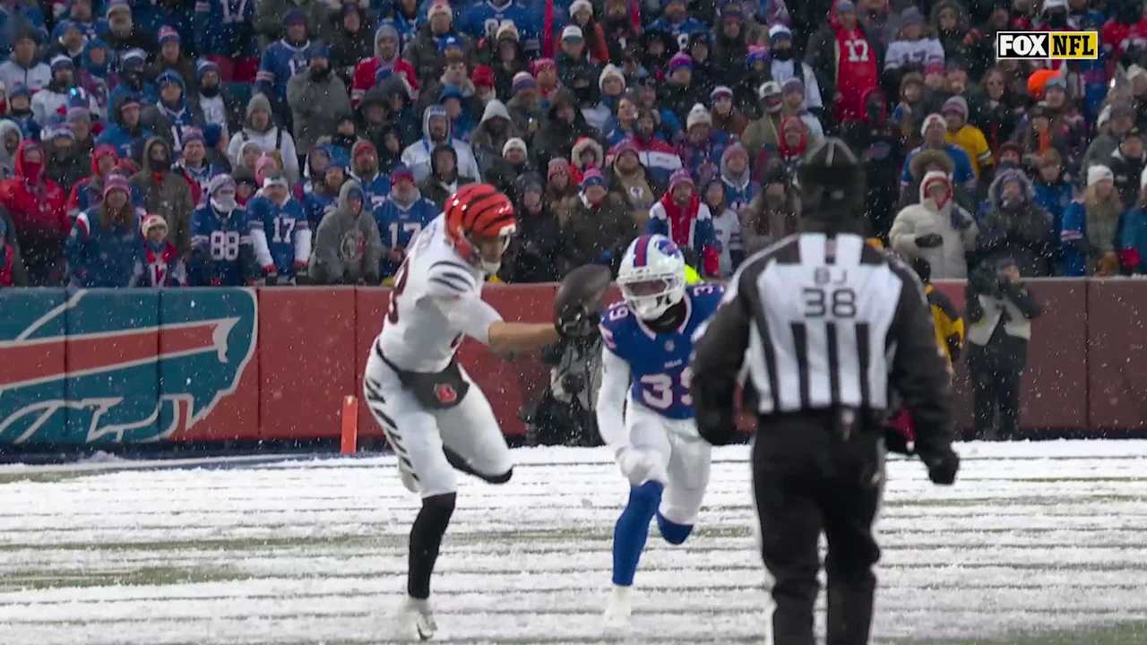 Mike Gesicki With A One Handed Snag Up The Seam For 37 Yards 2025