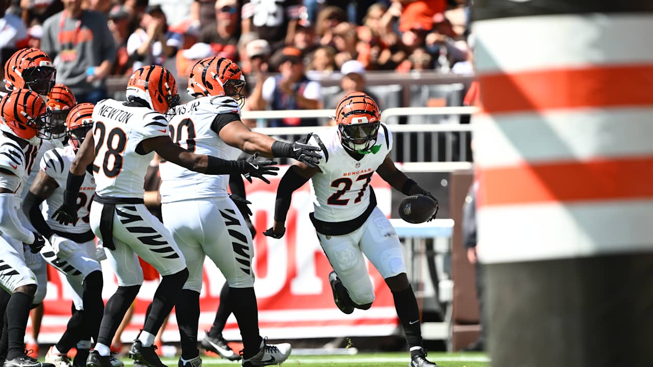 Jordan Battle picks off Joe Flacco with a diving effort | 2025 HIGHLIGHTS