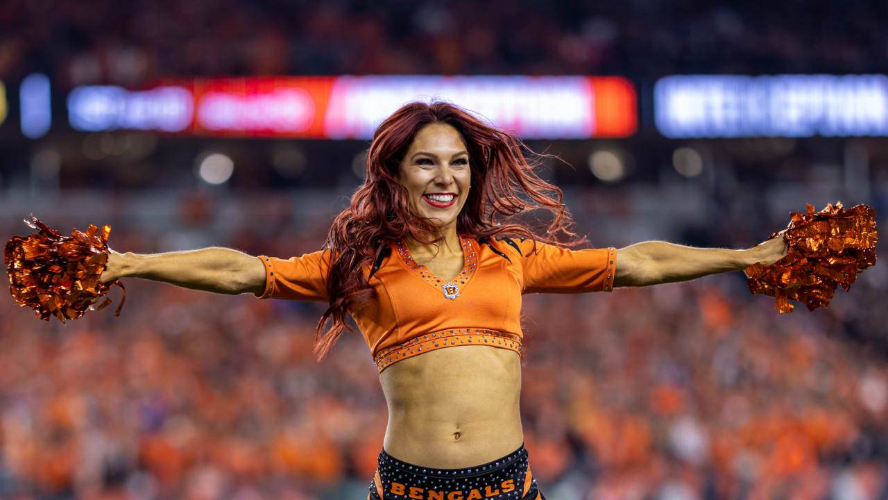 Photos: Ben-Gals Cheer on Sunday Night Football