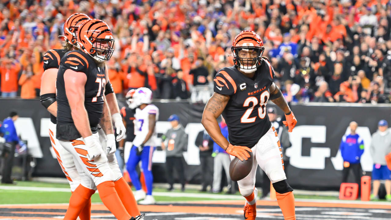Mixon eludes Von Miller's diving tackle attempt to ice 'SNF' win vs. Bills