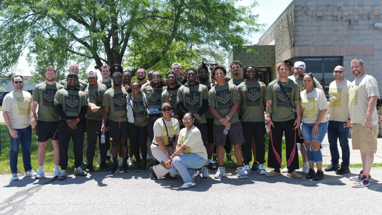 Bengals Rookies Visit Rickenbacker Air National Guard Base