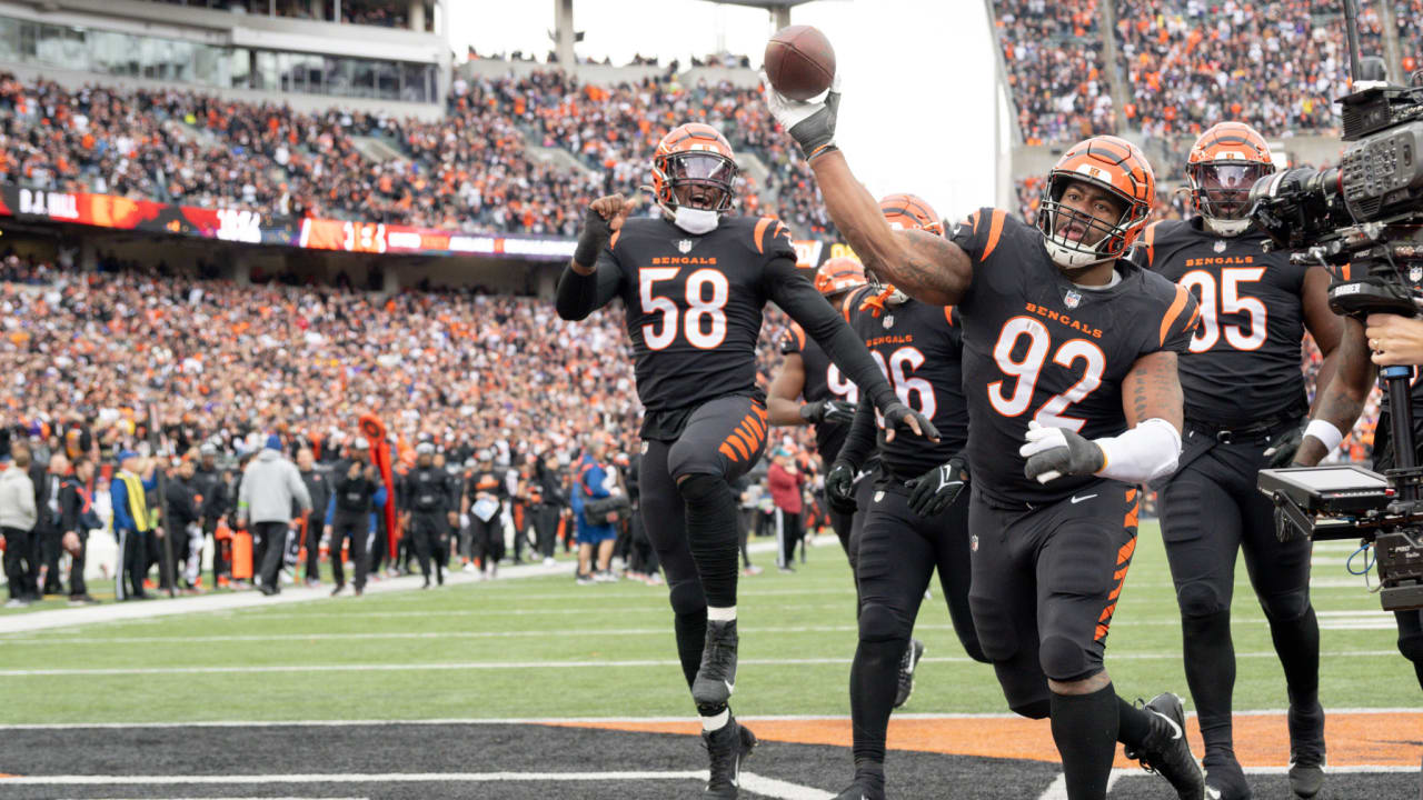Can't-Miss Play: Big-man INT! B.J. Hill's absurd takeaway comes via ...