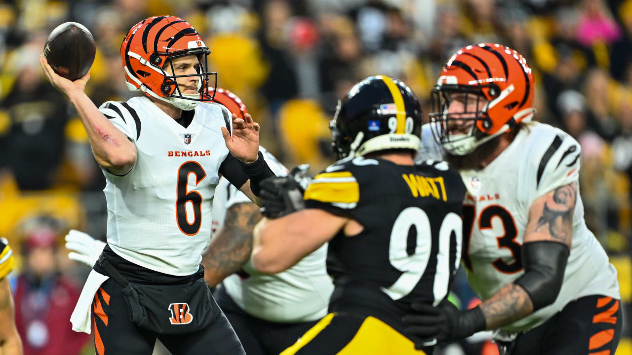 Browning's pass hits Iosivas for 12-yard gain near sideline