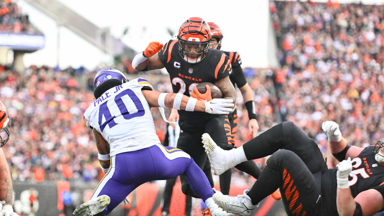 Mixon's second-effort TD on fourth down brings Bengals with one point