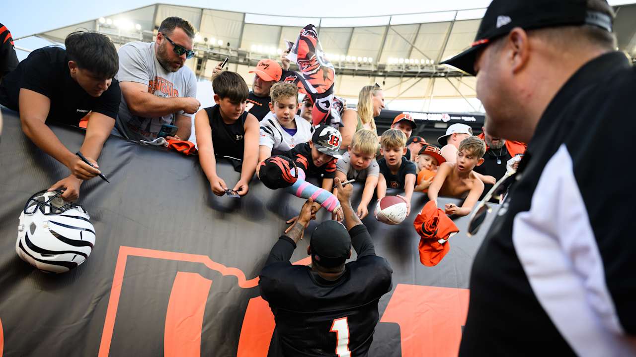 Top Shots From Saturday Night Stadium Practice | TRAINING CAMP PHOTOS