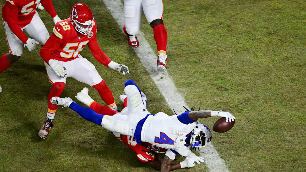 Cookin'! ‍ James Cook reaches over the goal line on a one-yard ...