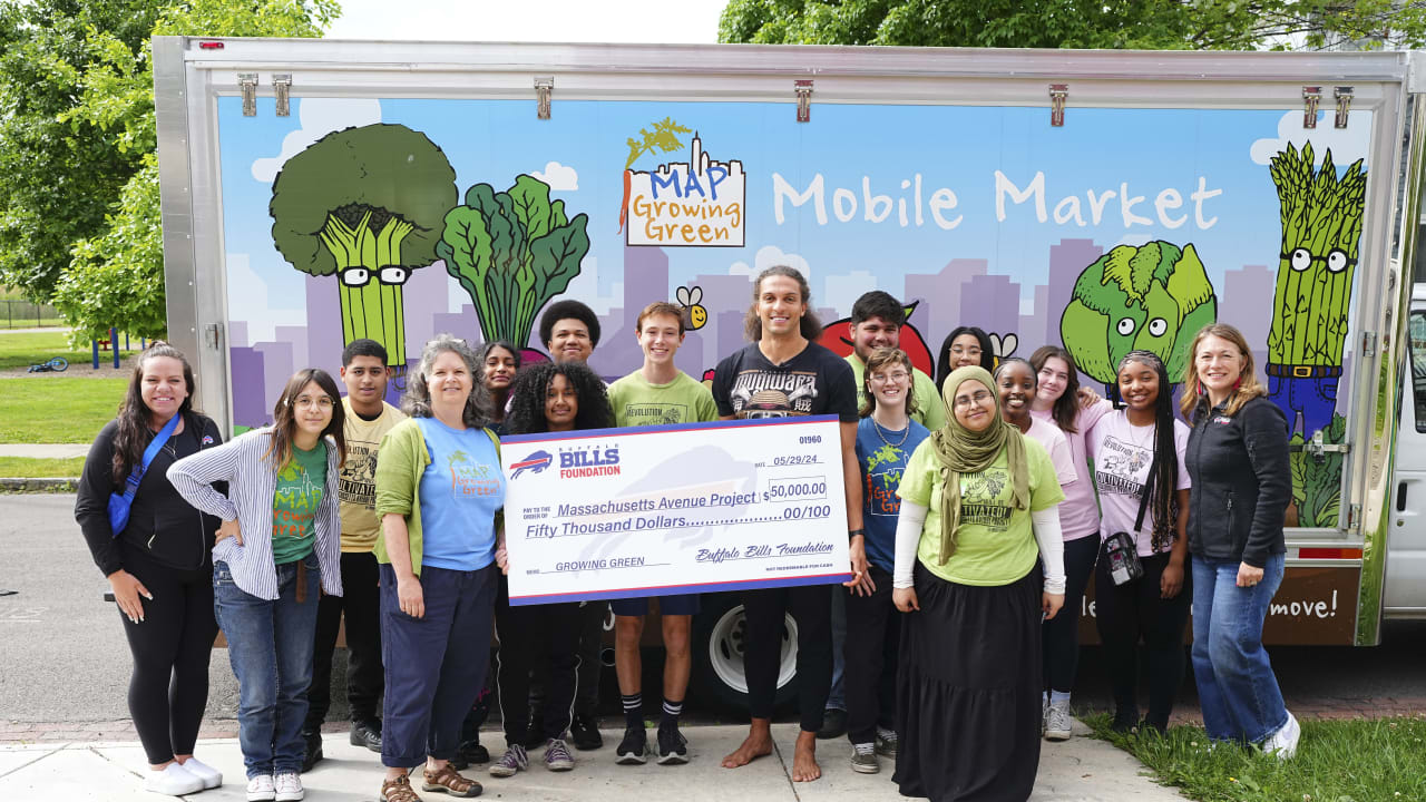 In the Community | Buffalo Bills visit Massachusetts Avenue Project