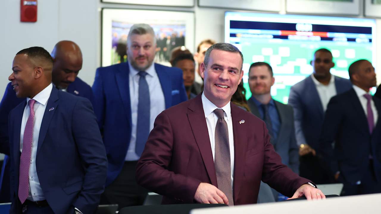Best photos inside the Buffalo Bills Draft Room on Night 1 | 2025