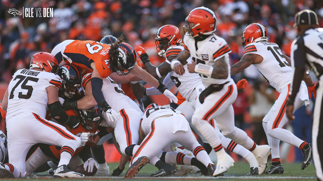DL Mike Purcell recovers a fourth-down fumble for Denver's first ...
