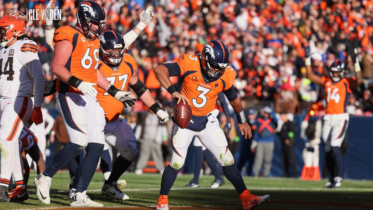 QB Russell Wilson rushes for a 2-yard touchdown | Broncos vs. Browns