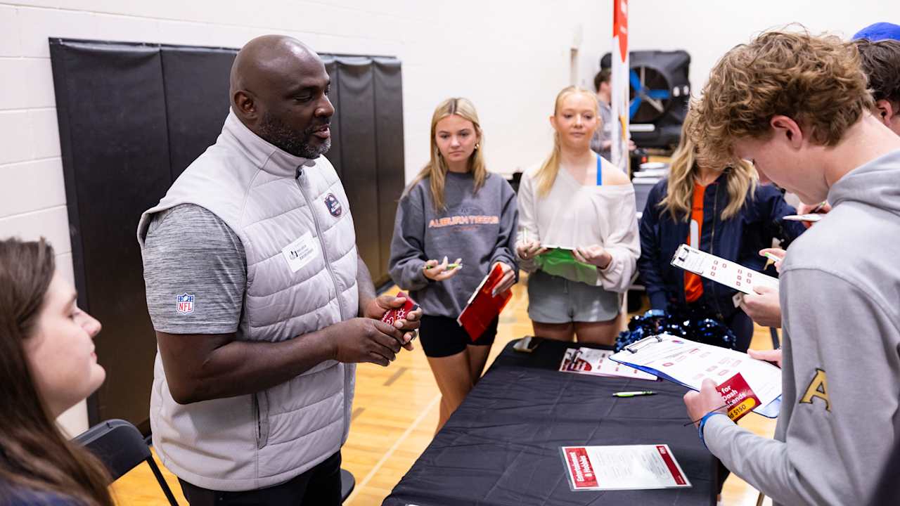 Photos: Denver Broncos Foundation partners with Ent Credit Union for ...