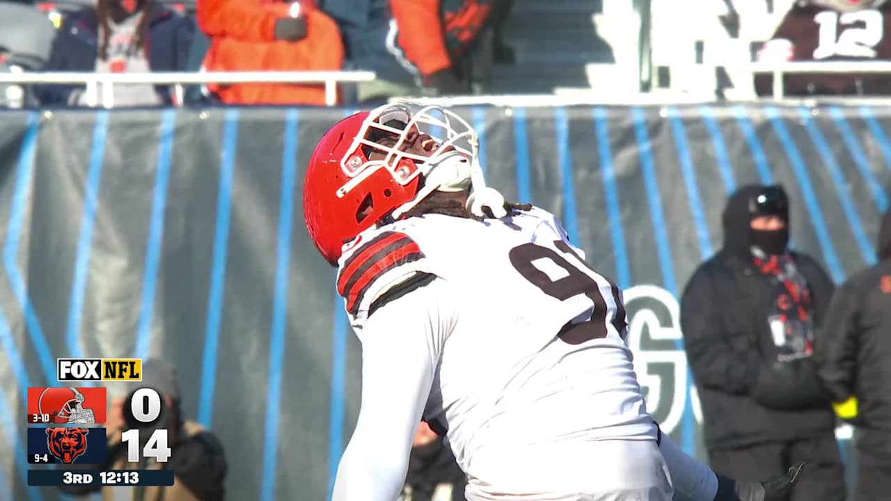 Alex Wright's fourth-down sack on Caleb Williams forces turnover on ...