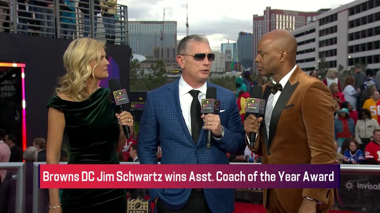 Browns DC Jim Schwartz thanks fellow CLE staff members after winning ...