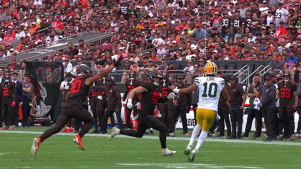 Carson Schwesinger surges into backfield for 11-yard sack on Jordan Love