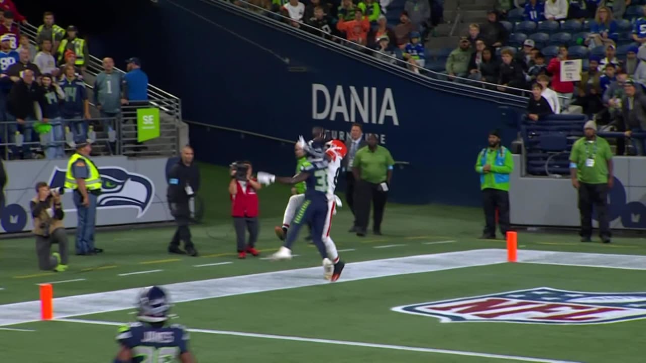 Mike Woods goes WAY upstairs to snag Huntley's 15-yard TD pass with toe ...